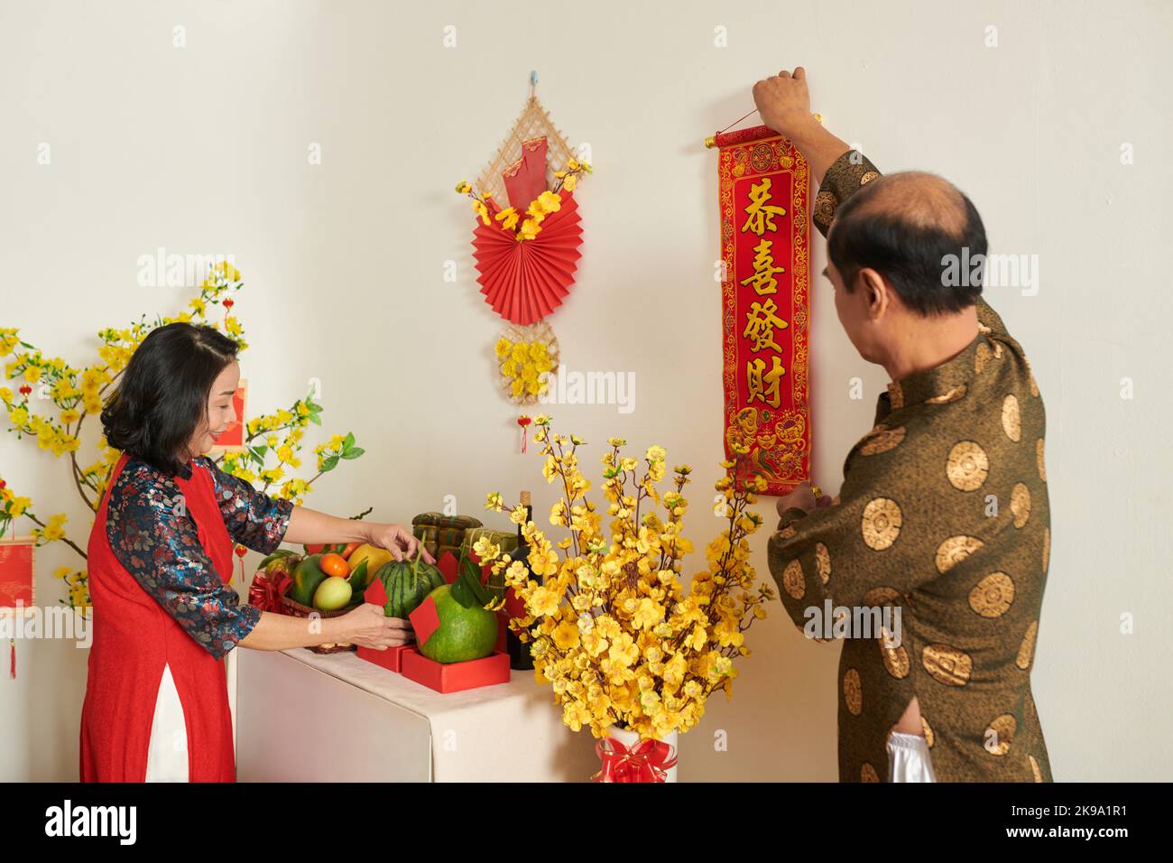 Chinese wall scroll hi-res stock photography and images - Alamy