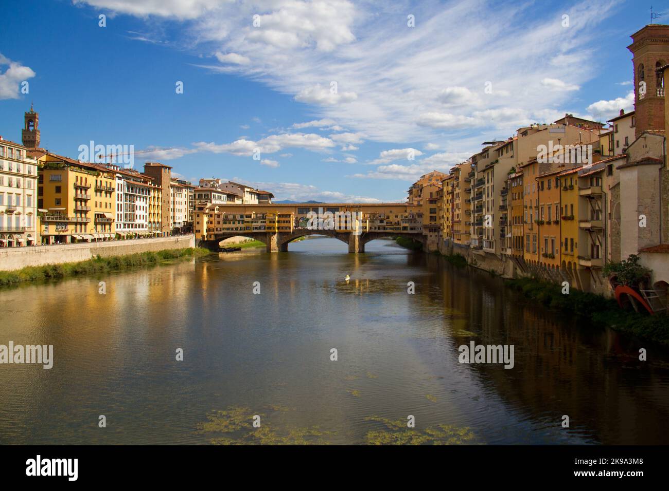 Arch bridge, the Ponte Vecchio in Florence, houses reflected in flowing ...