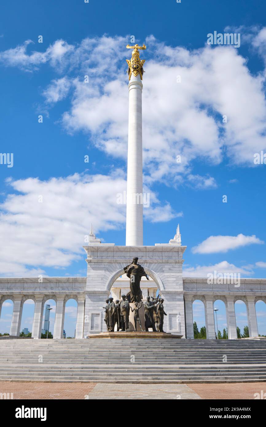 A vertical view of the Independence Monument white column in ...