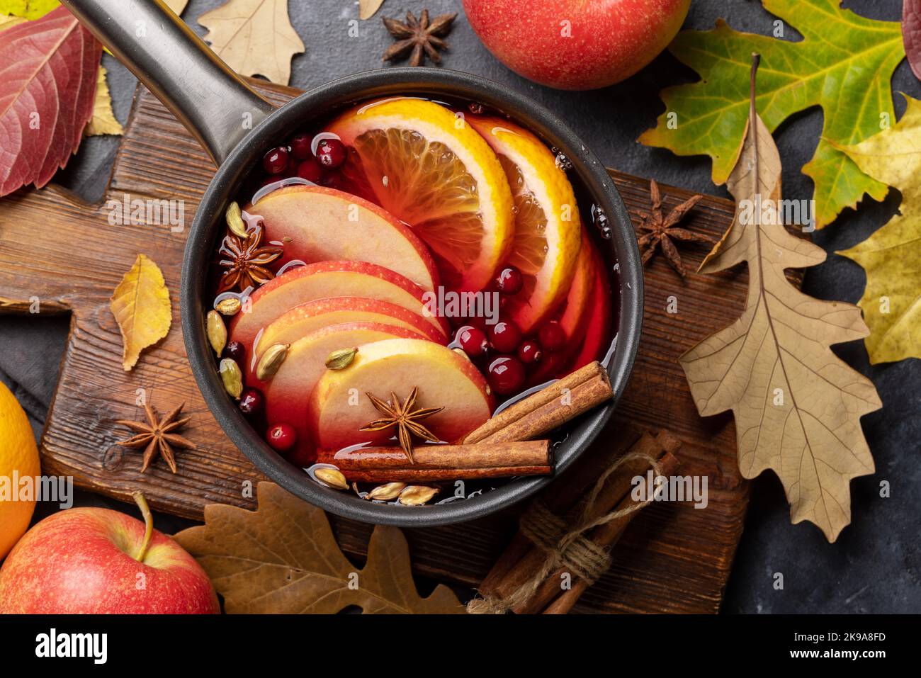 Hot mulled wine with fruits and spices. Flat lay Stock Photo - Alamy