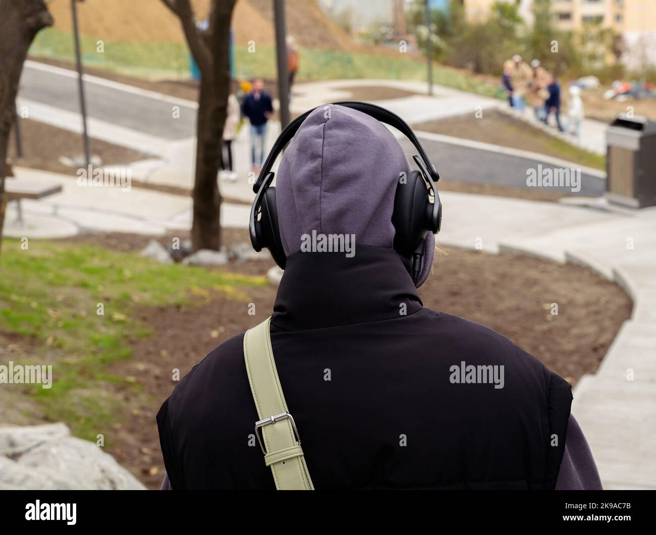 Back view of woman with headphones on the street Stock Photo - Alamy