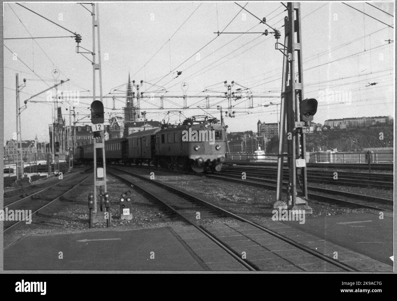 Passenger trains with SJ DU2 556 at Input to Stockholm Central Station ...