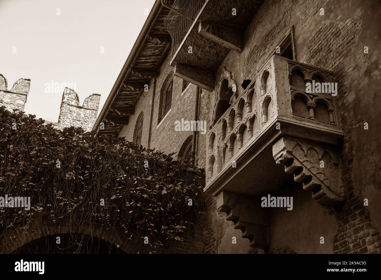 Julia bronze statue italy verona hi-res stock photography and images ...