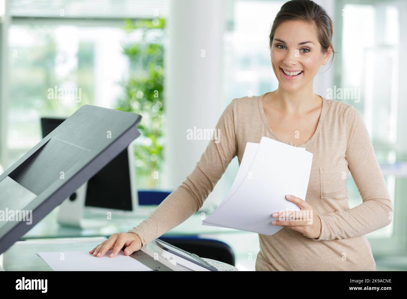 Woman photocopy machine hi-res stock photography and images - Alamy