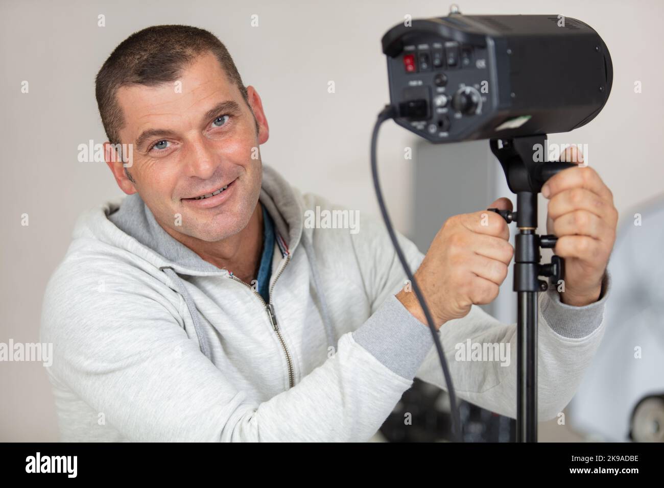 professional photographer setting up studio lighting Stock Photo - Alamy
