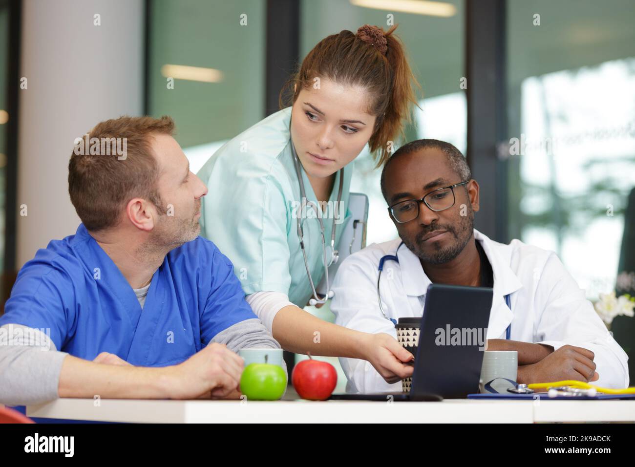 team of doctors having lunch Stock Photo - Alamy