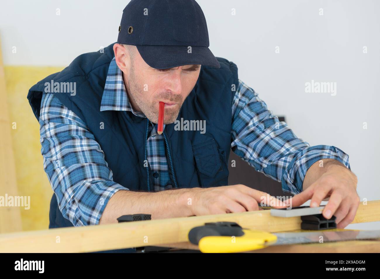 man carpenter use measuring tape measure wood Stock Photo - Alamy