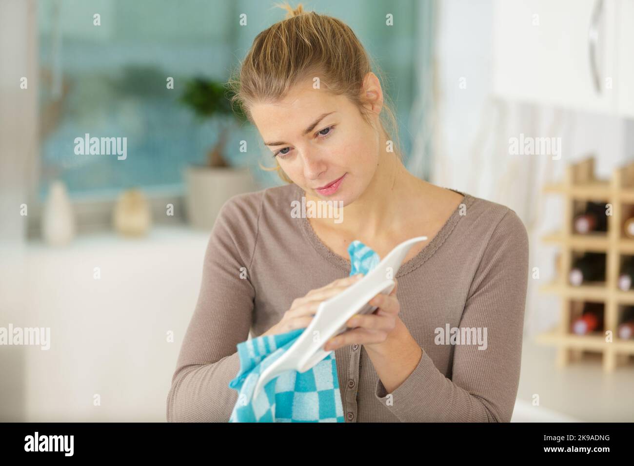 woman washing dishes in the kitchen Stock Photo - Alamy