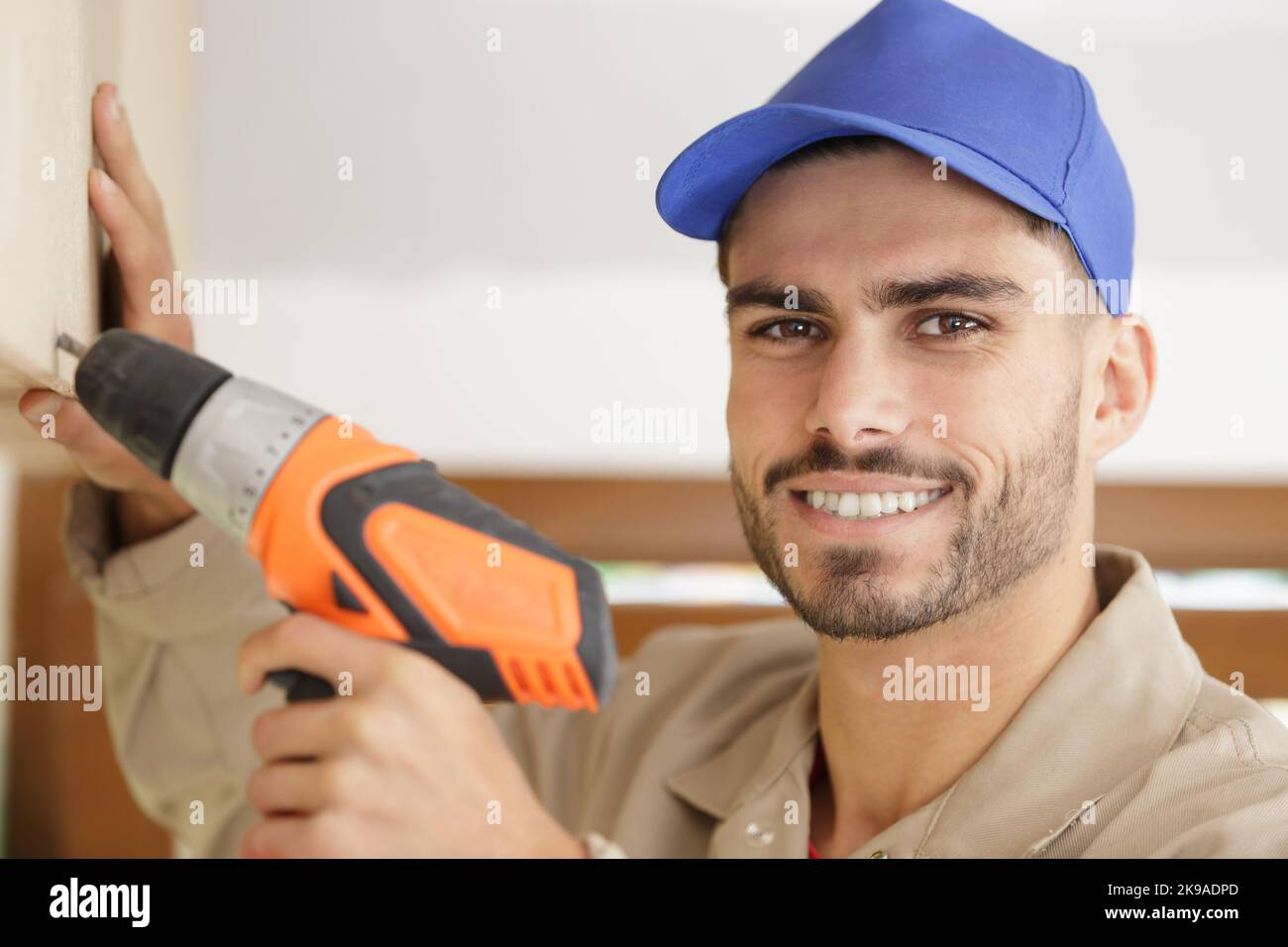 Tradesman using screwdriver hi-res stock photography and images - Alamy