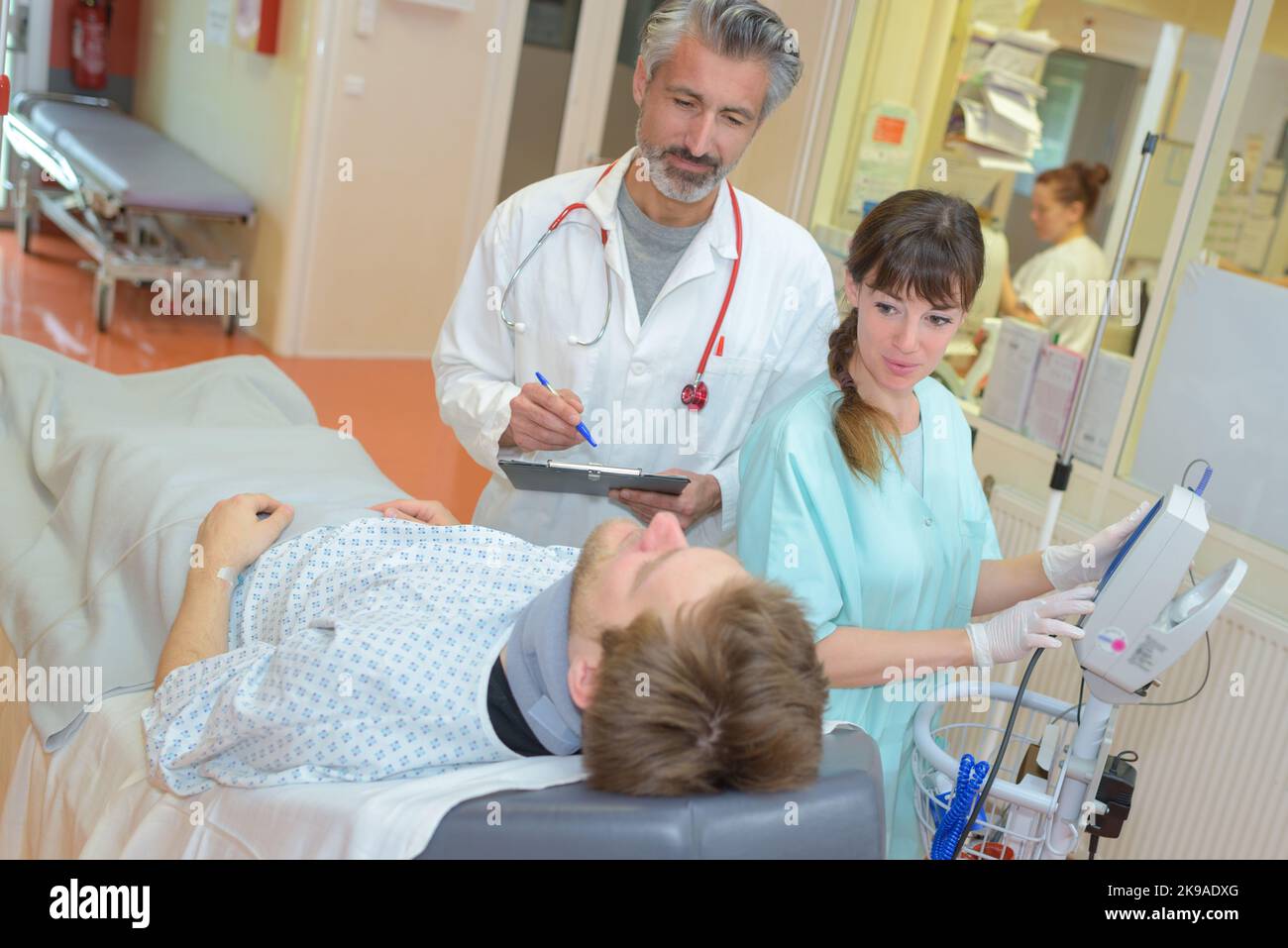 doctor and nurse talking to patient Stock Photo - Alamy
