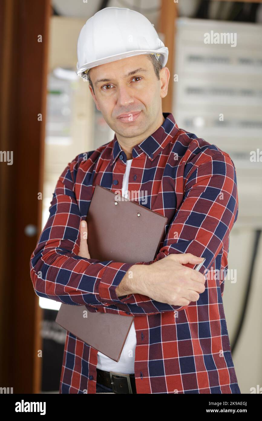 serious builder portrait with arms crossed Stock Photo - Alamy