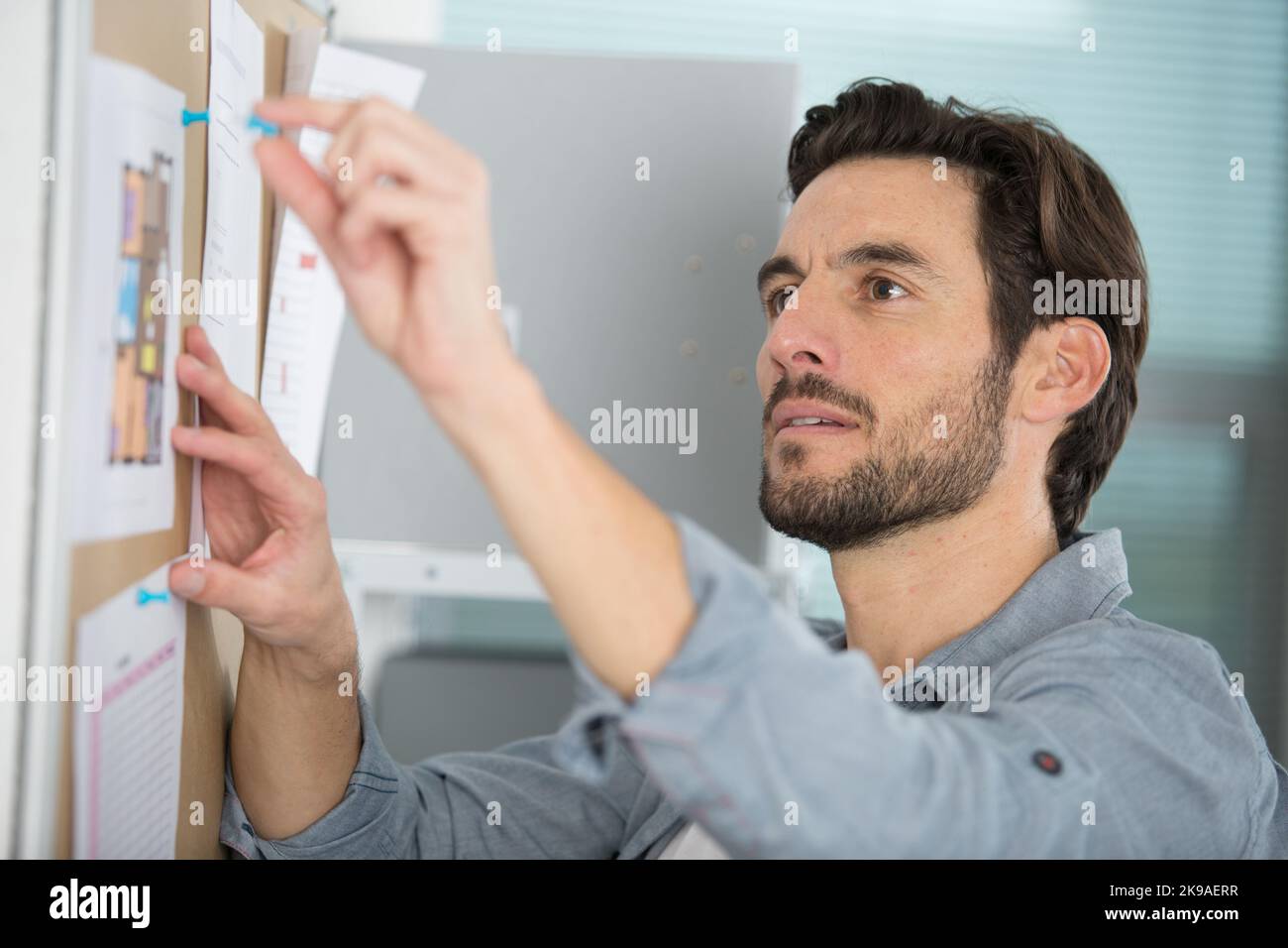 Pinning note hi-res stock photography and images - Alamy
