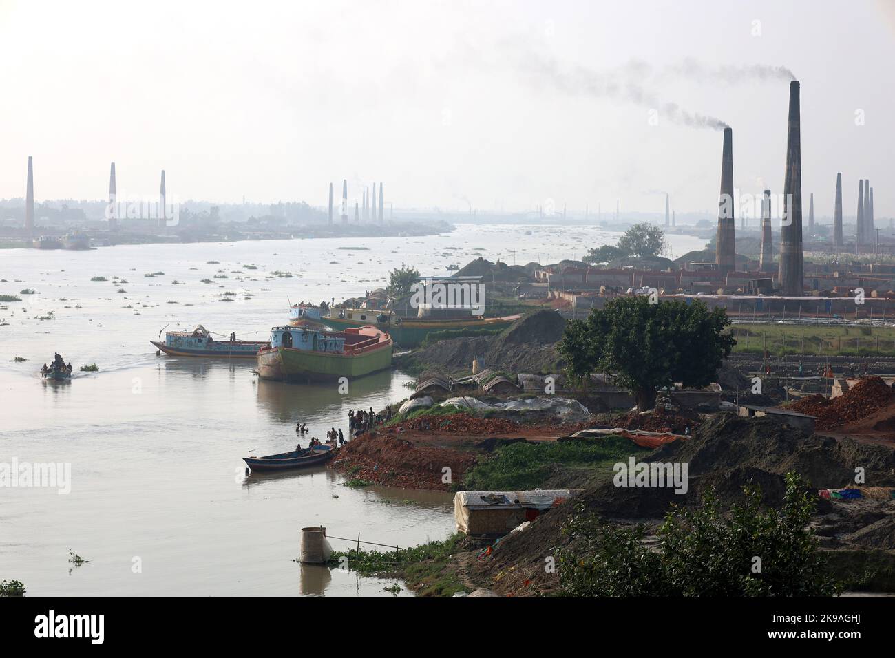 Munshigonj, Munshigonj, Bangladesh. 27th Oct, 2022. Most of the brick ...