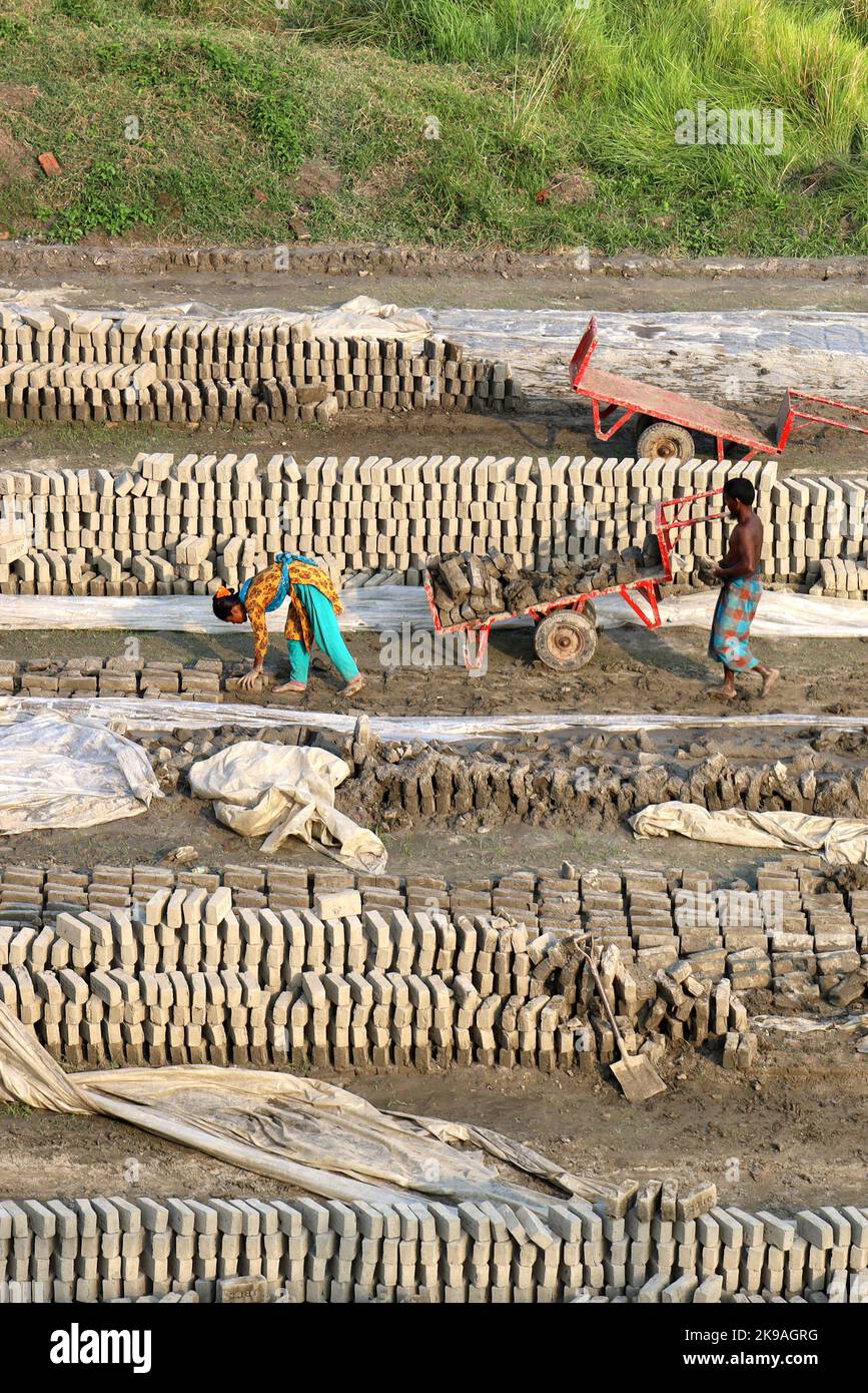 Brick klin workers hi-res stock photography and images - Alamy