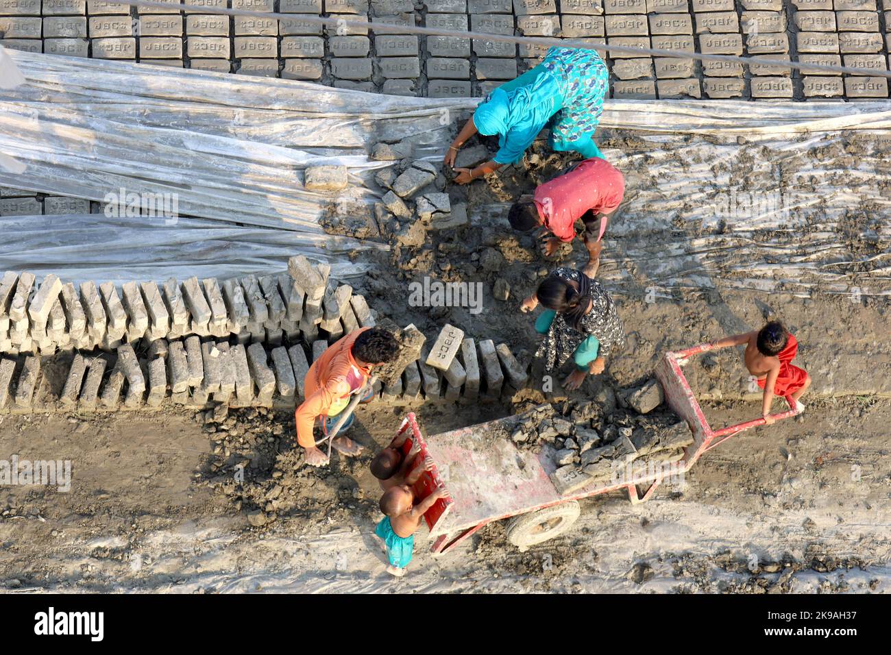 Brick klin workers hi-res stock photography and images - Alamy