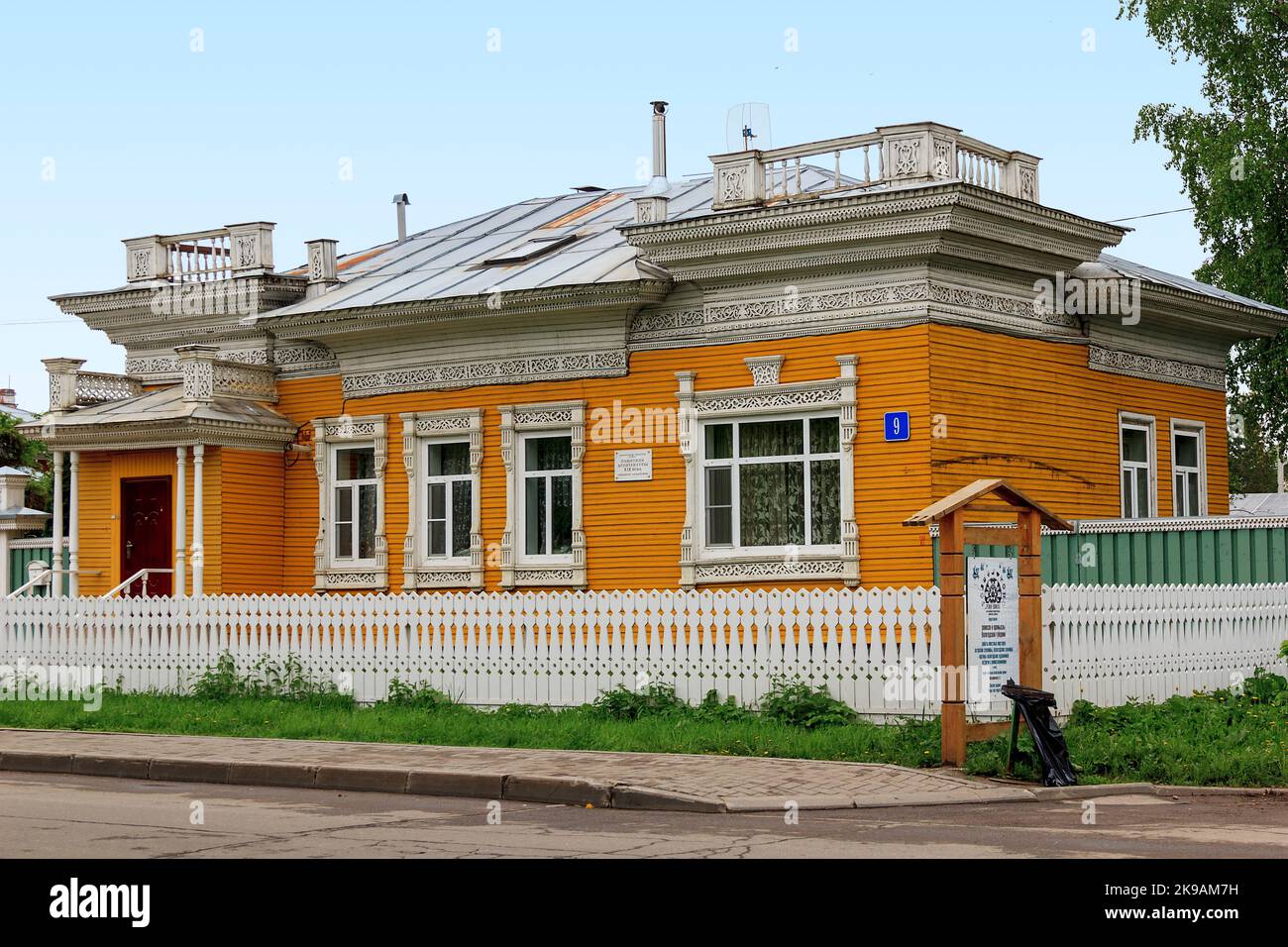 Traditional 19th century russian house hi-res stock photography and ...