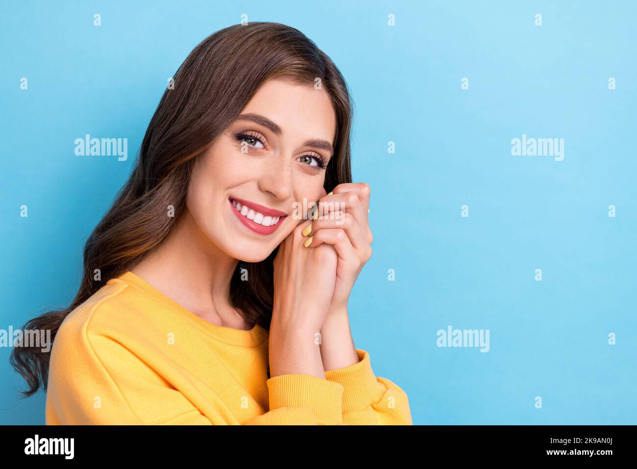 Photo portrait of stunning young girl hands together admiration beauty ...
