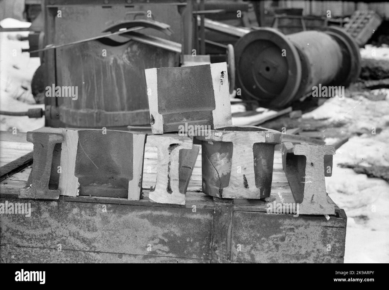 Average surfaces on Balance Bom Stock Photo - Alamy