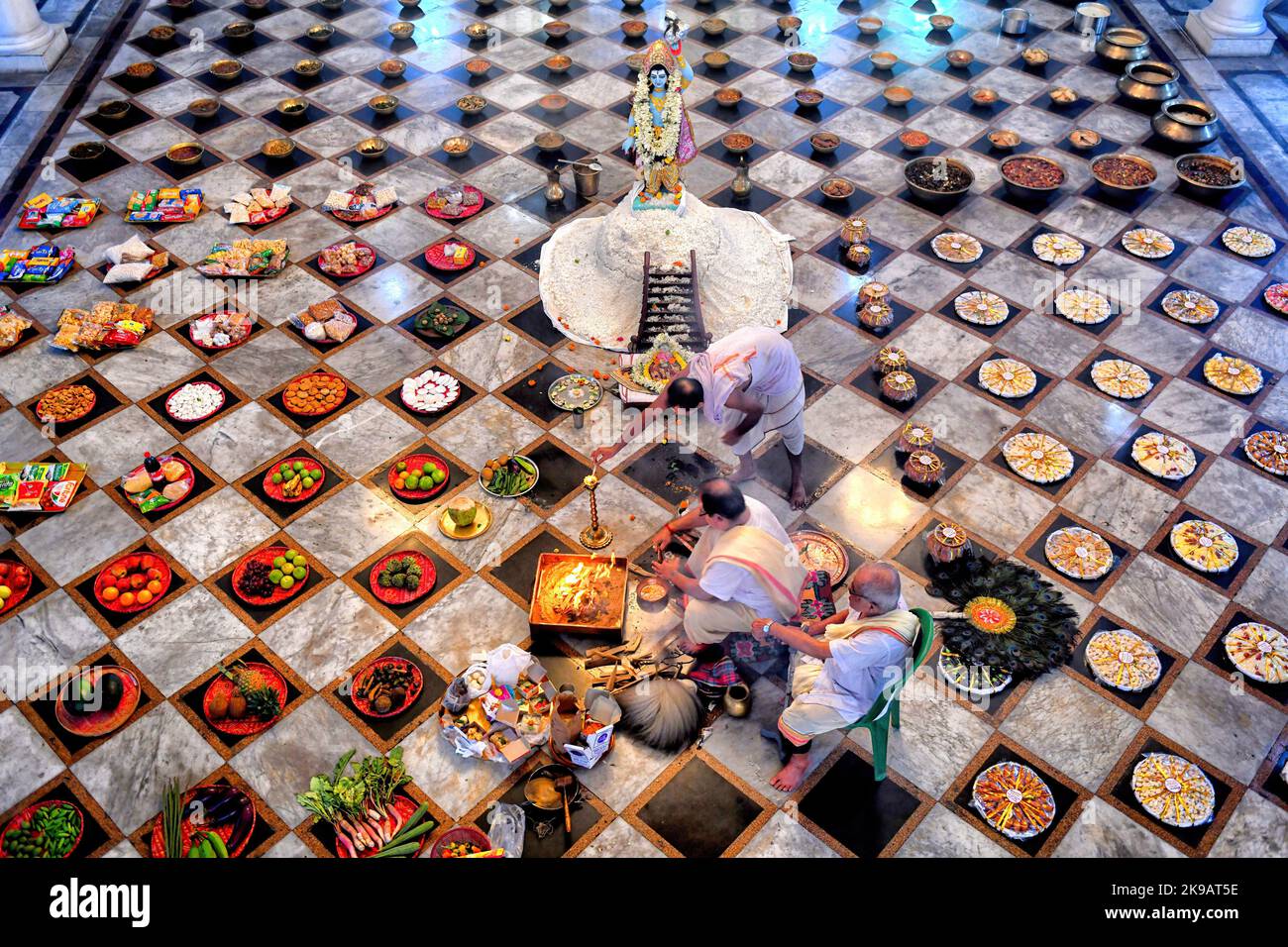 Kolkata, India. 26th Oct, 2022. Hindu devotees perform different ...
