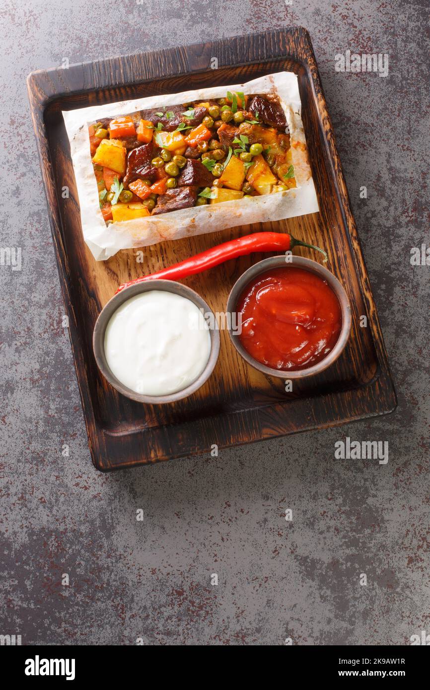 Sebzeli kagit kebabi Traditional Turkish food Meat with vegetables ...