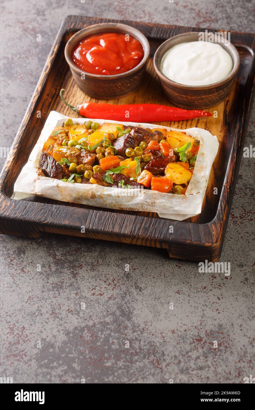 Sebzeli kagit kebabi Traditional Turkish food Meat with vegetables ...