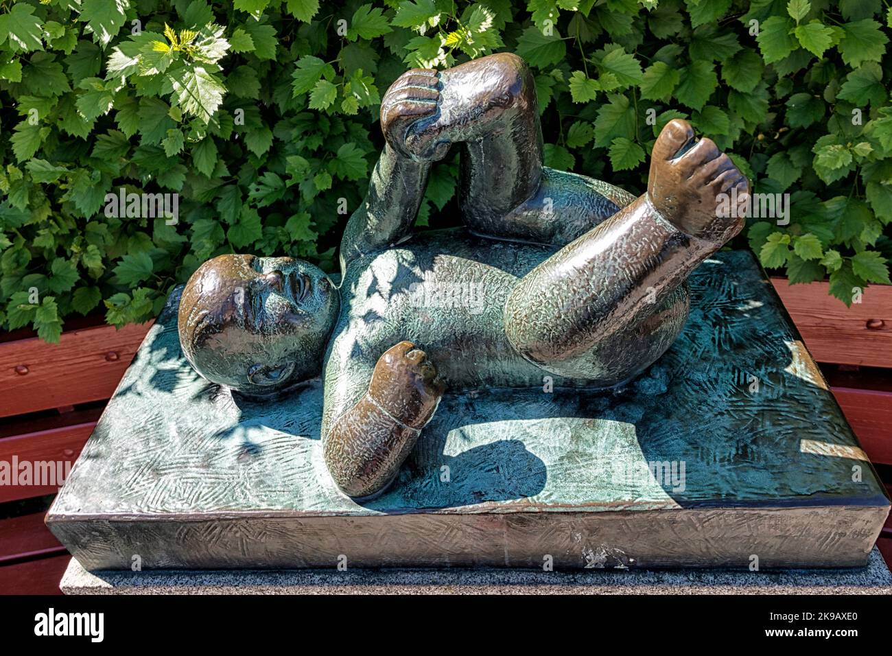 At Vigelandsanlegget a bronze sculpture shows a baby lying on his back ...
