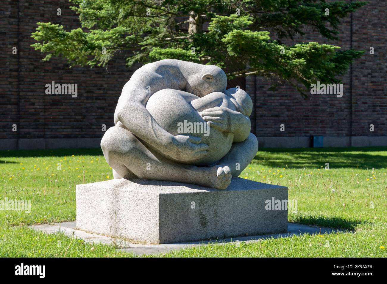 Two intertwined stone sculptures in front of the Vigeland Museum ...