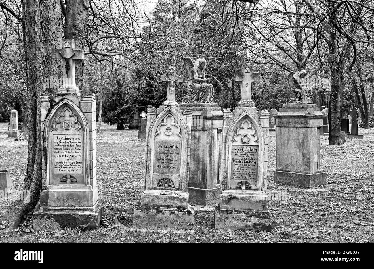 Old tombs hi-res stock photography and images - Alamy