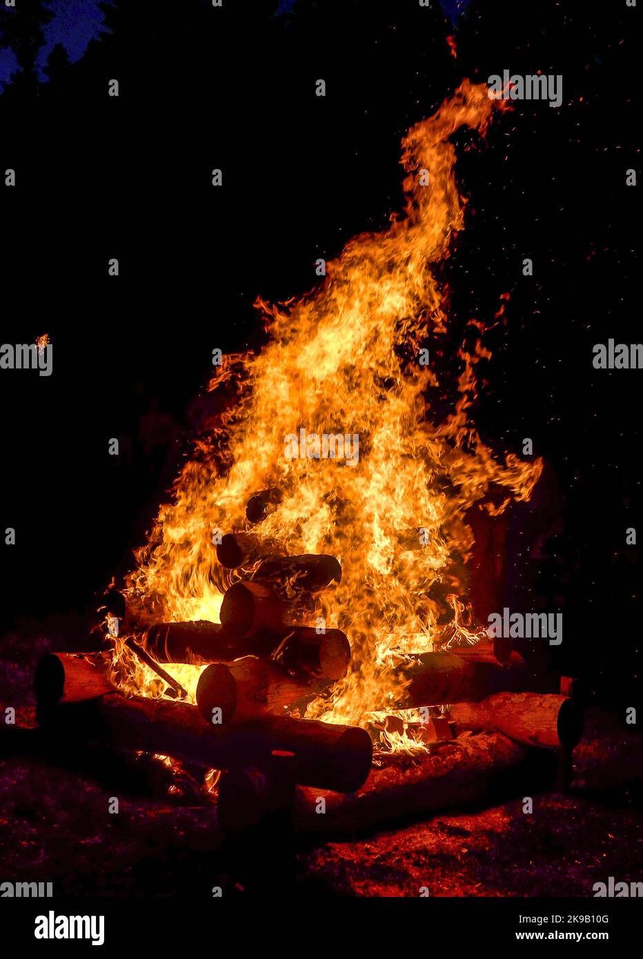 Night campfire. Bonfire burning trees Stock Photo - Alamy