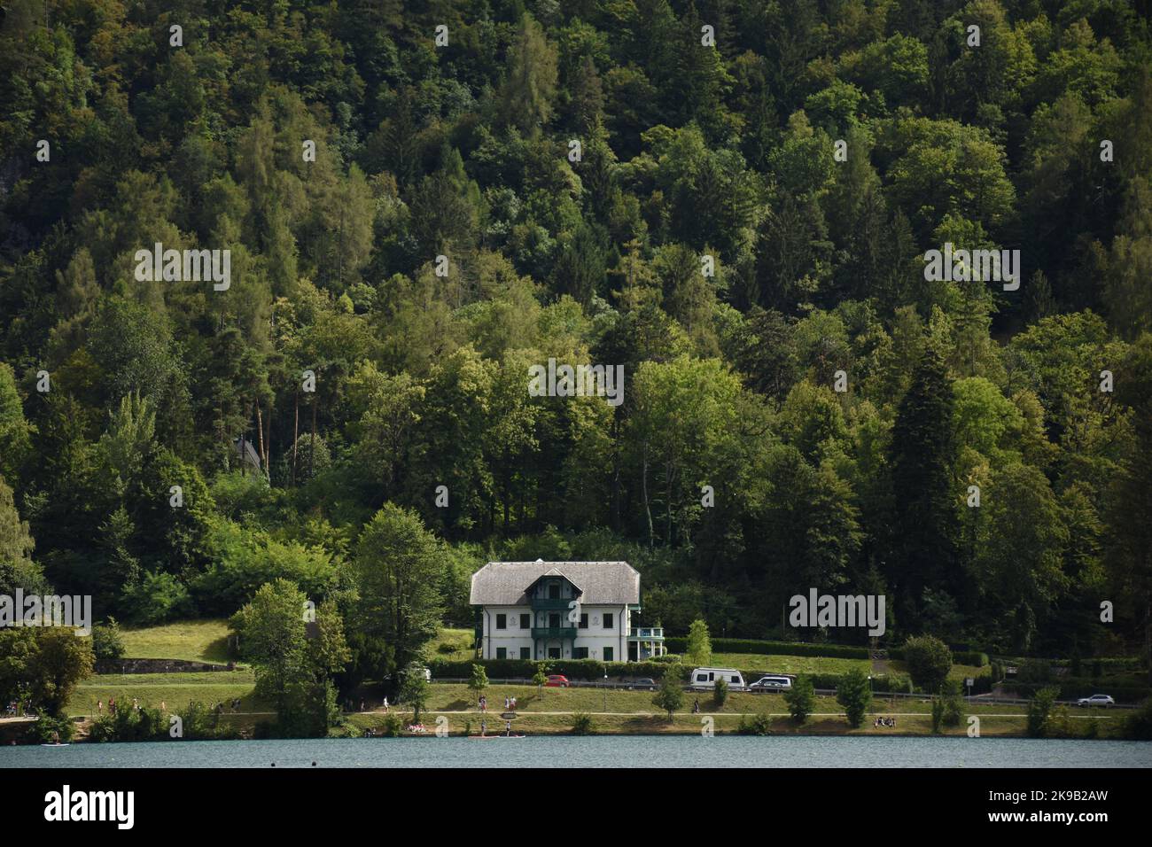 Slope side timber house hi-res stock photography and images - Alamy