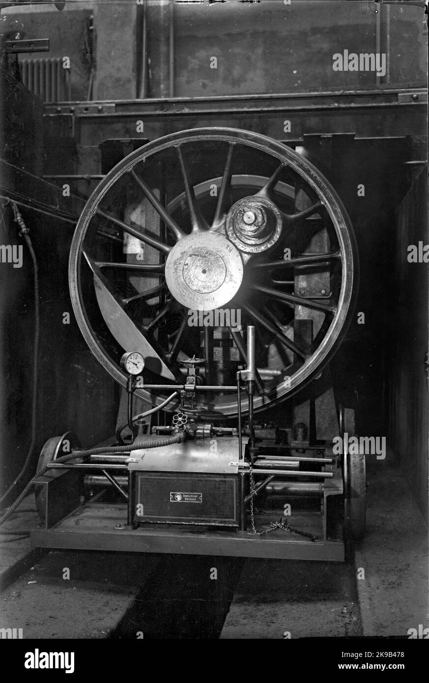 Machine for lifting wheels in lowering grave. Järva Lokstation Stock ...