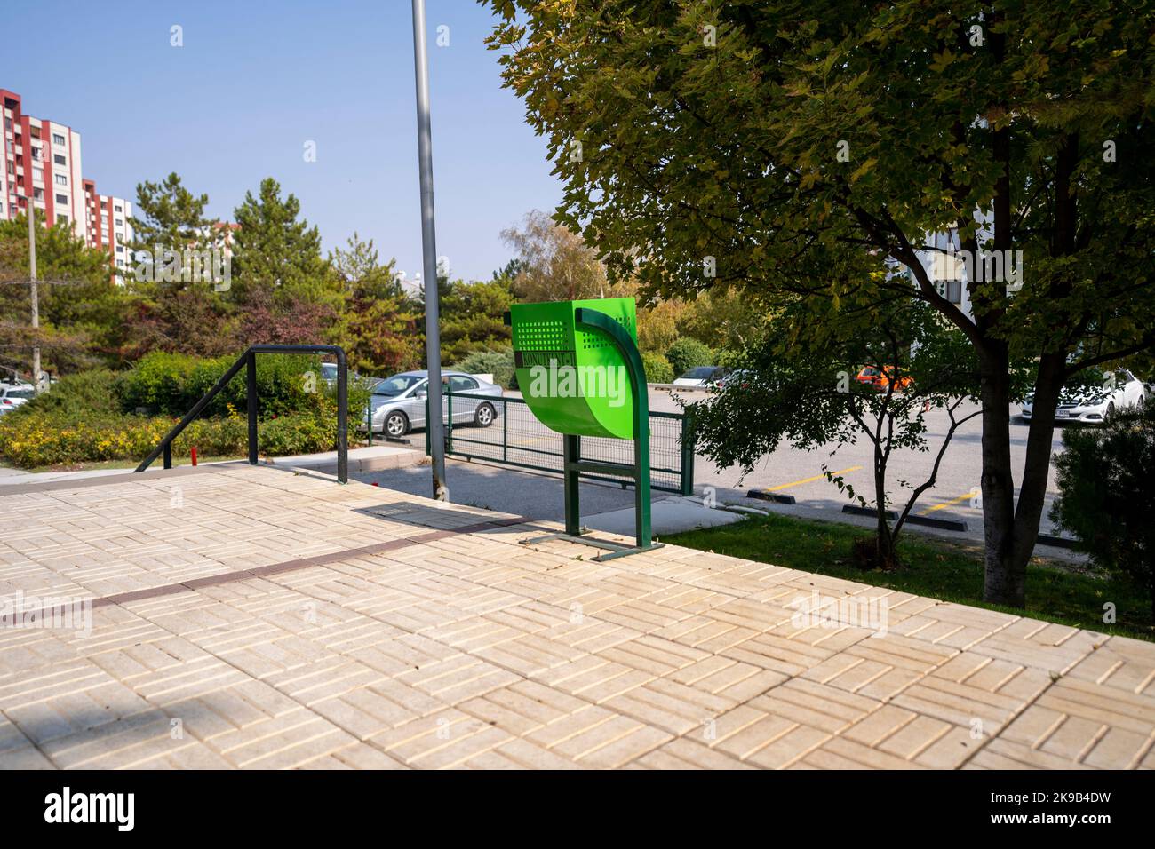 Bench dustbin hi-res stock photography and images - Alamy