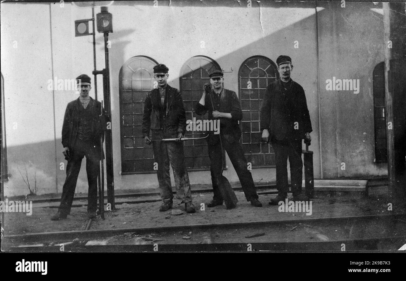Local stalls outside the workshop in Västervik. From left: Gösta Skepp ...