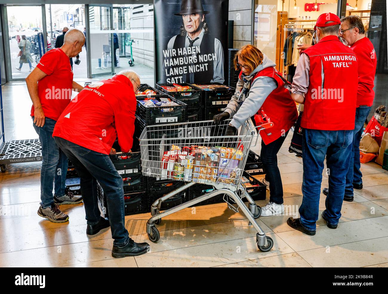 Hamburg, Germany. 27th Oct, 2022. Employees of the Hamburger Tafel sort ...