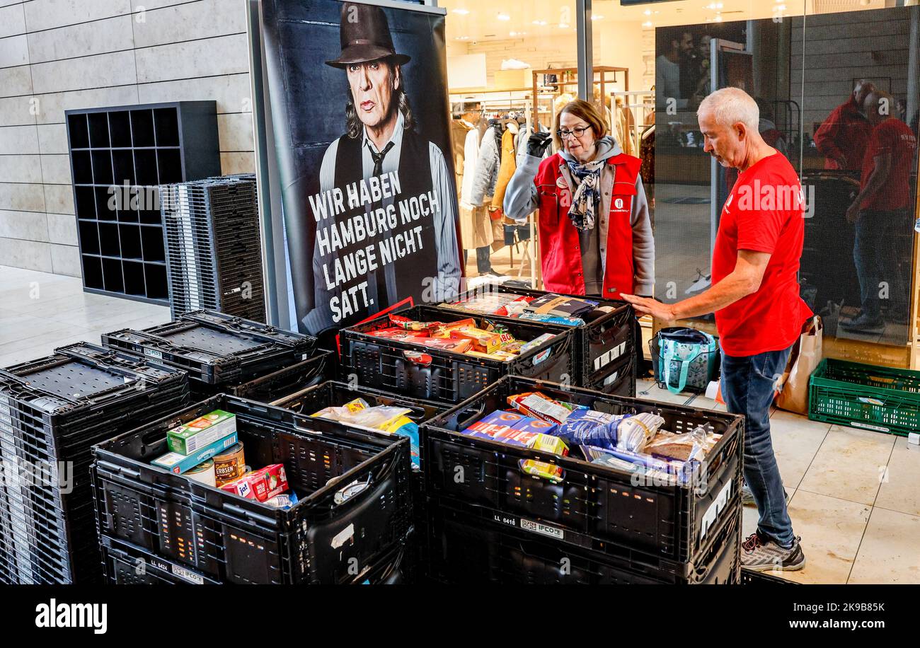Hamburg, Germany. 27th Oct, 2022. Employees of the Hamburger Tafel sort ...