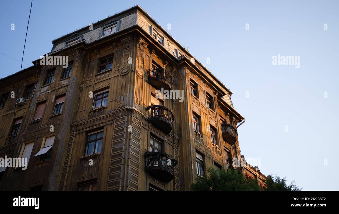 Top of an old fancy building in the city Stock Photo - Alamy