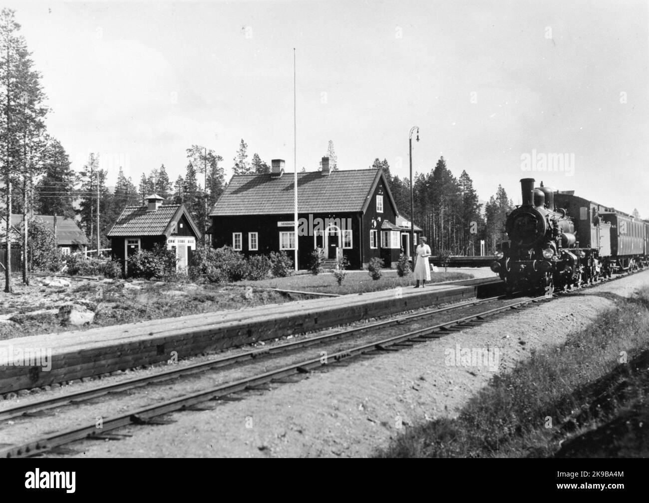 Stop built in 1924. One -story station house in wood, combined at an ...