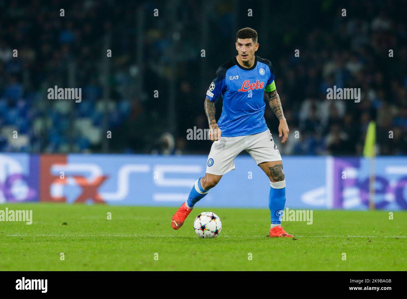 SSC Napoli's Italian defender Giovanni Di Lorenzo controls the ball ...