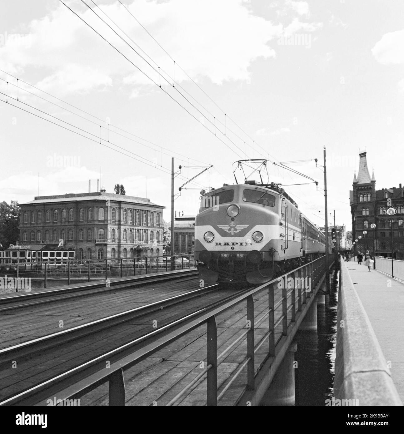 The State Railways SJ RA 990 "Rapid 6", on the route between ...