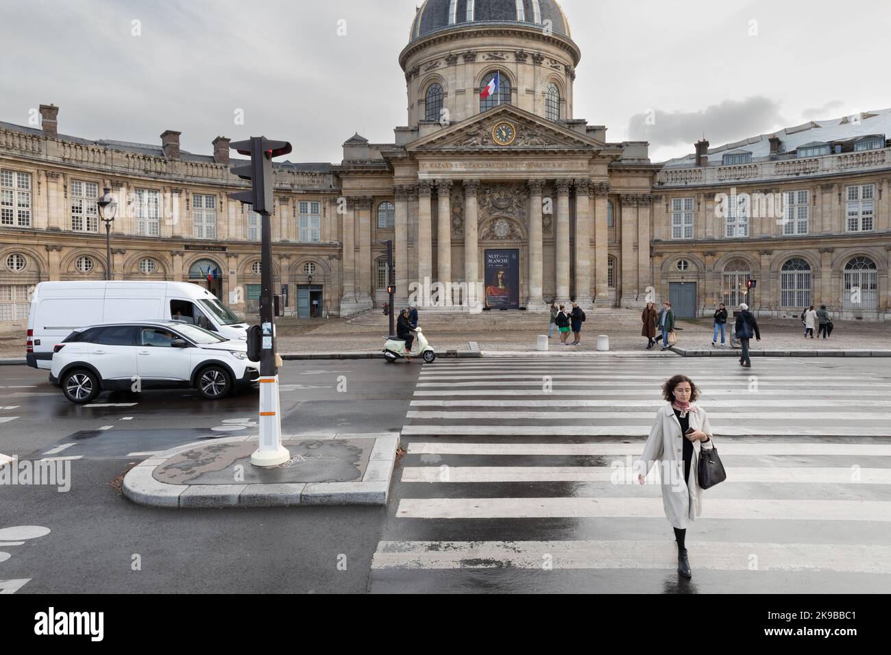 Crossing the street - Paris France Stock Photo - Alamy
