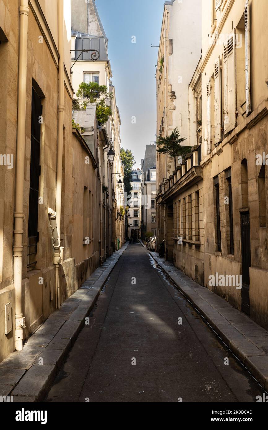 French alleyway hi-res stock photography and images - Alamy