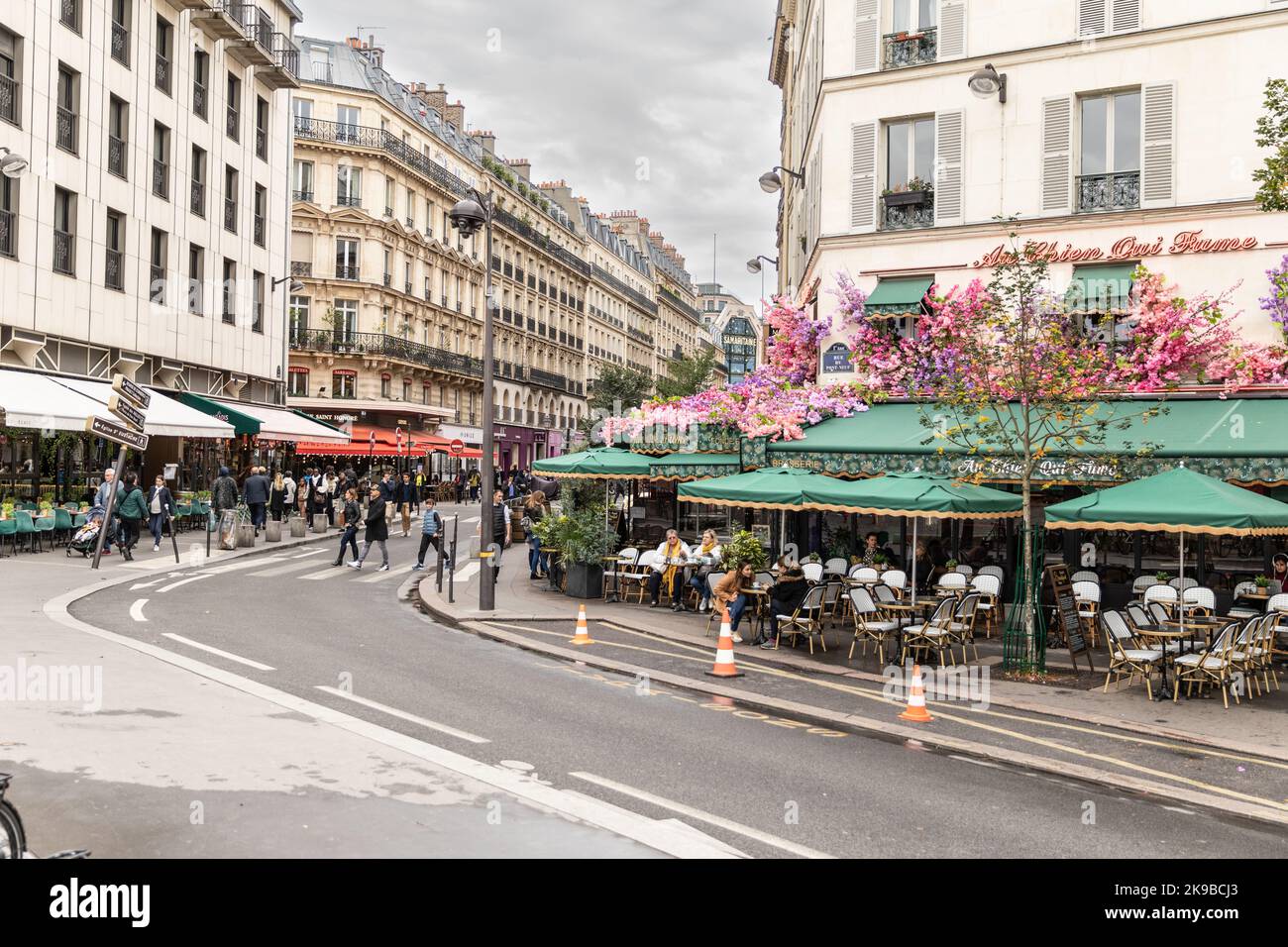 Corner building cafe paris hi-res stock photography and images - Alamy