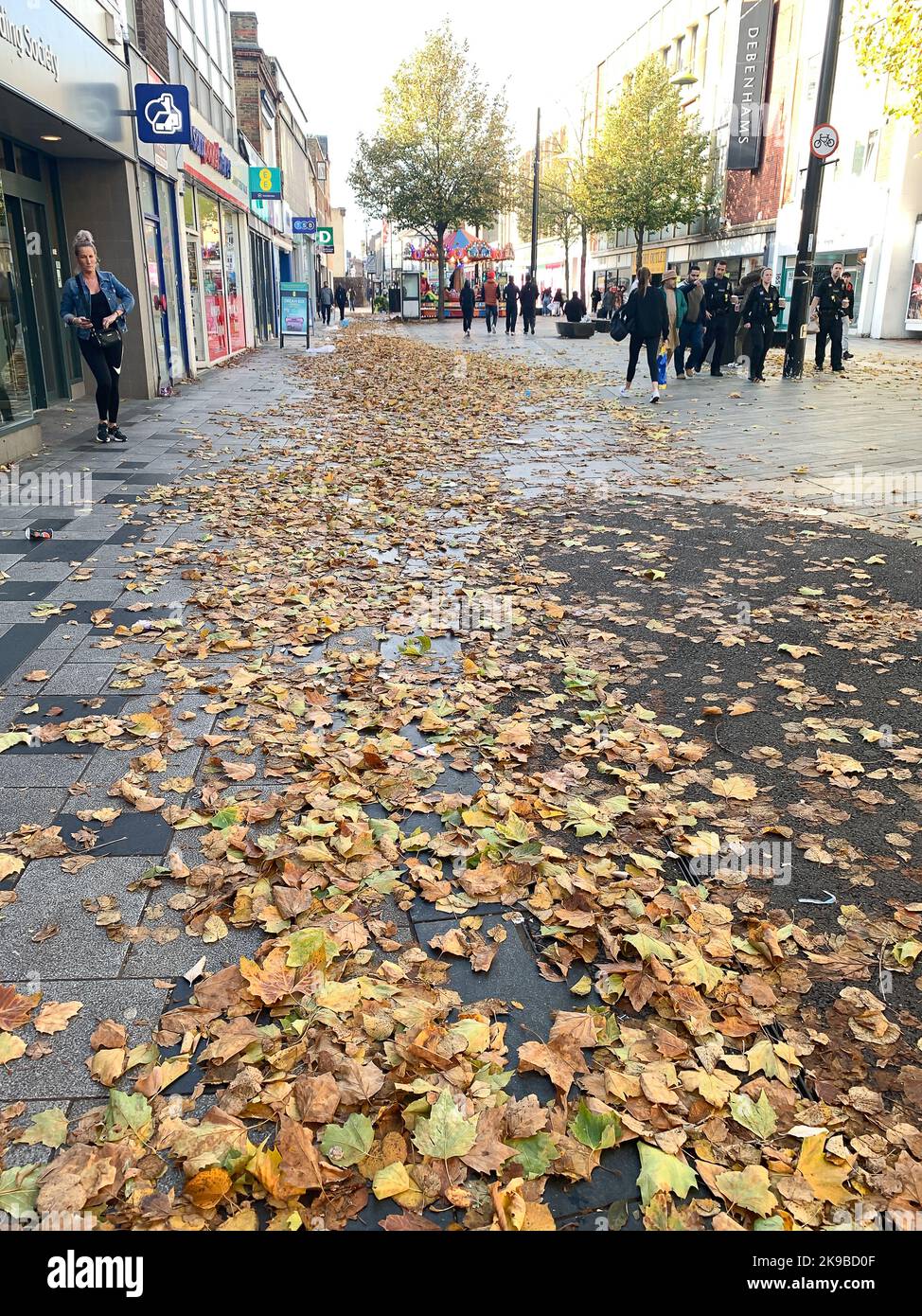 Slough, Berkshire, UK. 44th October, 2022. Autumn leaves in Slough High ...