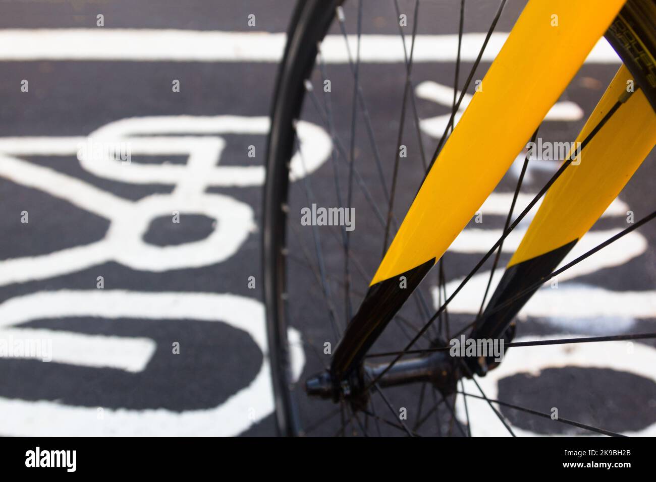 End cycle path road hi-res stock photography and images - Alamy