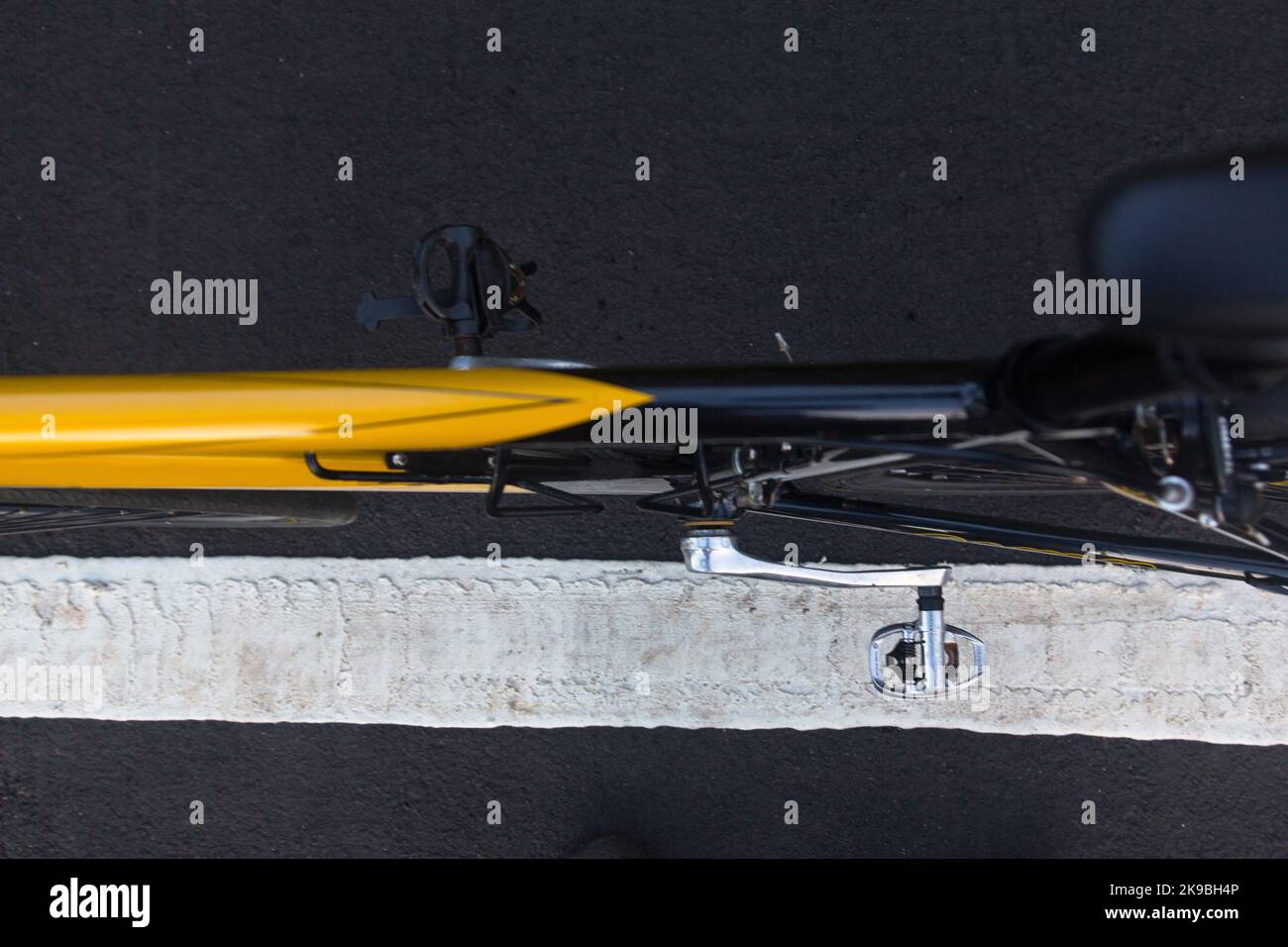 A yellow and black racing bike by a line Stock Photo - Alamy