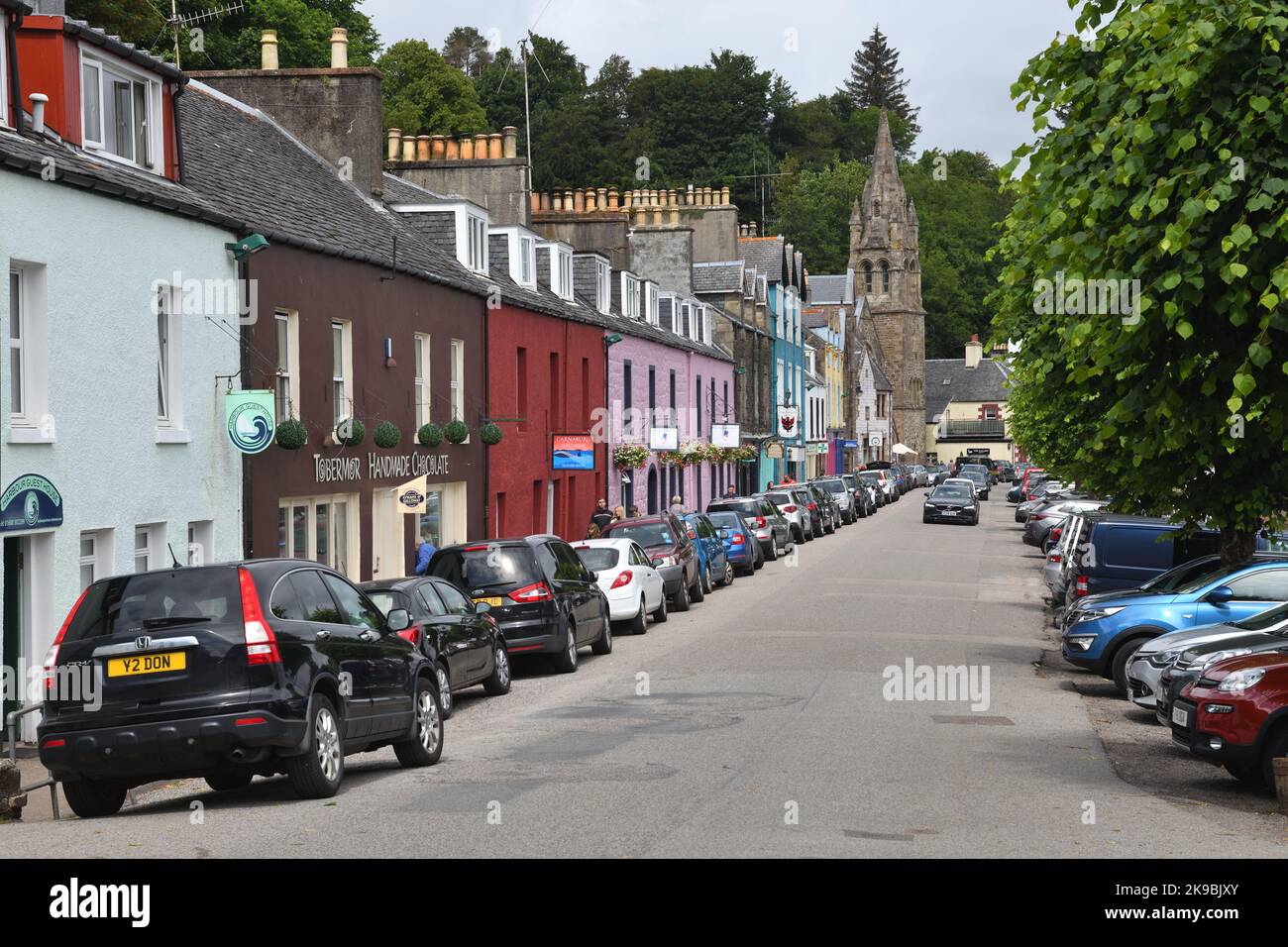 Main street in the Scottish island harbour town of Tobermory in the ...