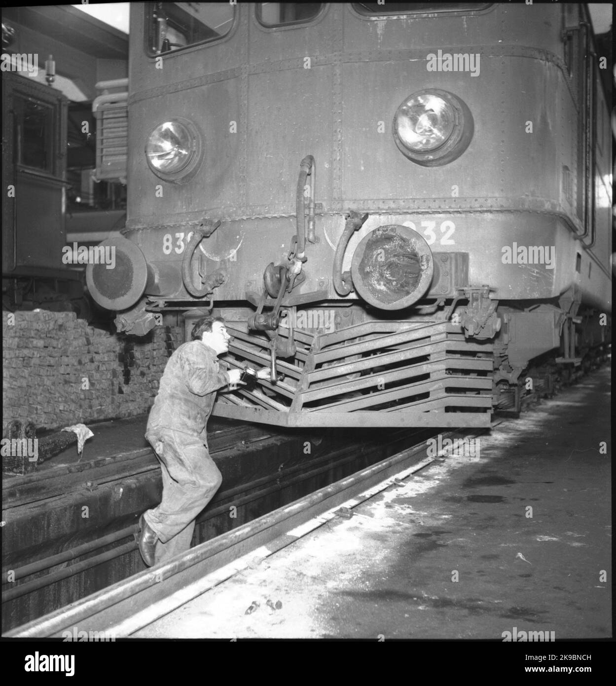 LOOK PARTER at ElectroLok. SJ MA 832 Stock Photo - Alamy