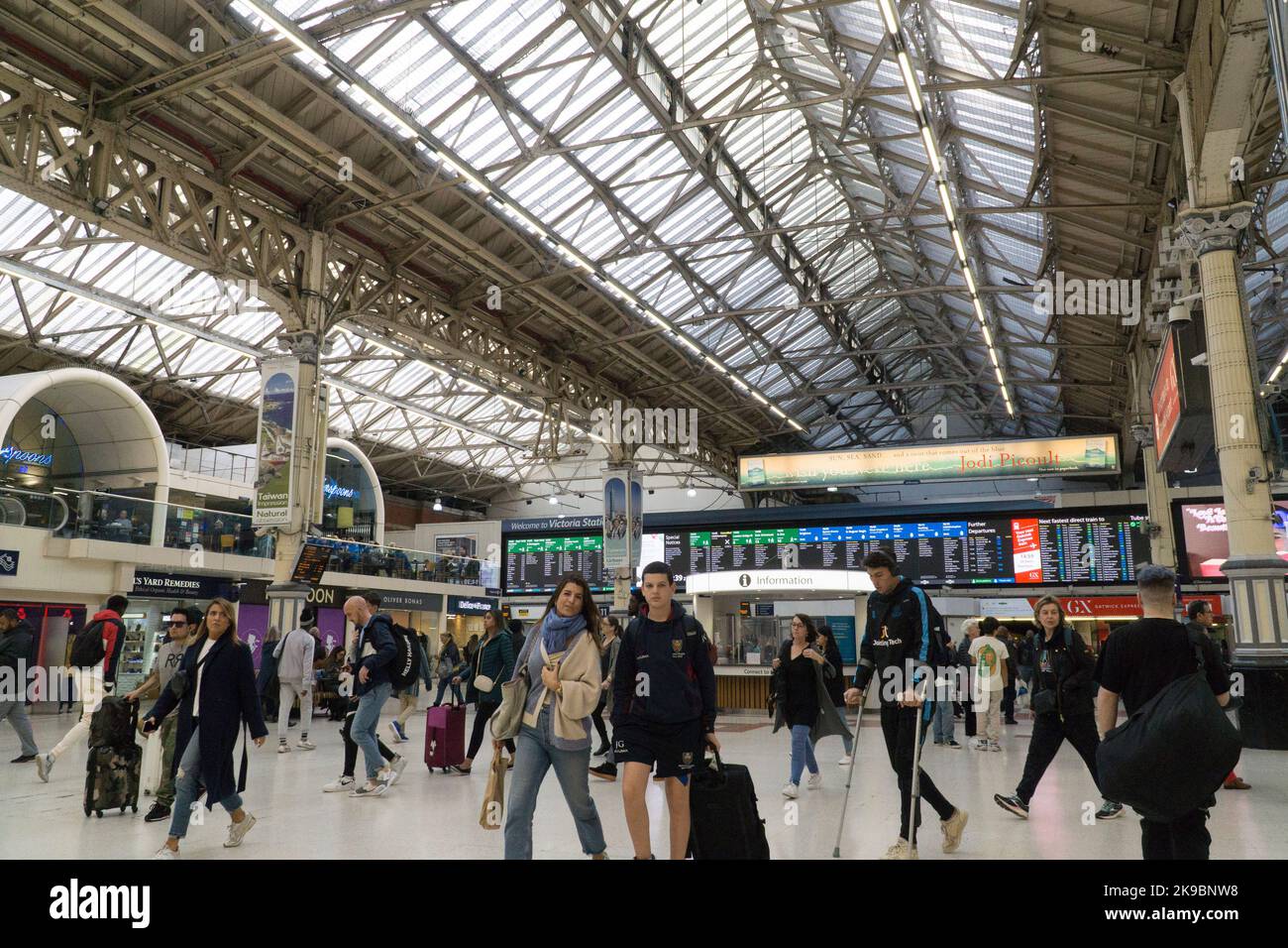 Tfl rail overground train station hi-res stock photography and images ...