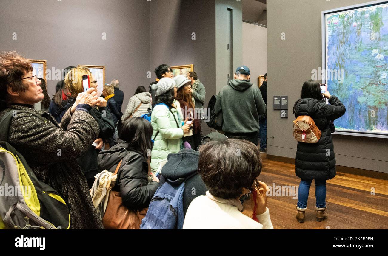 Crowd admire painting hi-res stock photography and images - Alamy