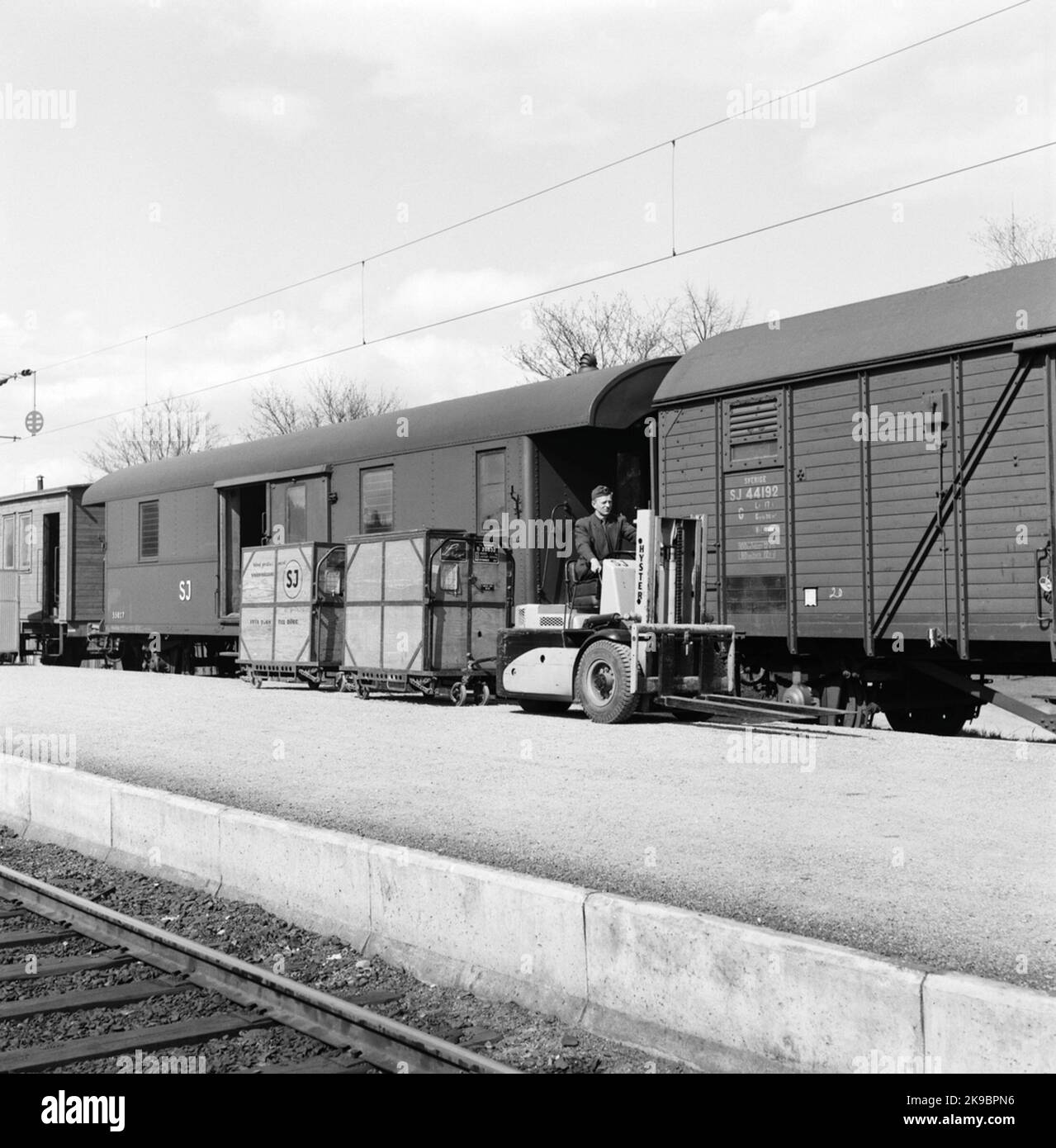 The State Railways, SJ G 44192Små container, type B.load and unloading ...